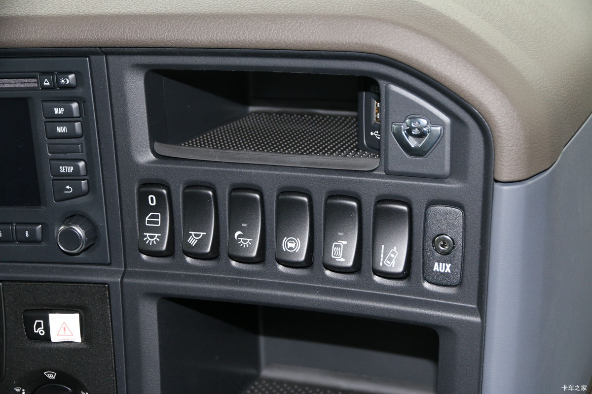 【图】斯堪尼亚 R系列重卡 560马力 6X2R牵引车(型号R560 V8)_实拍图片_285364_卡车之家