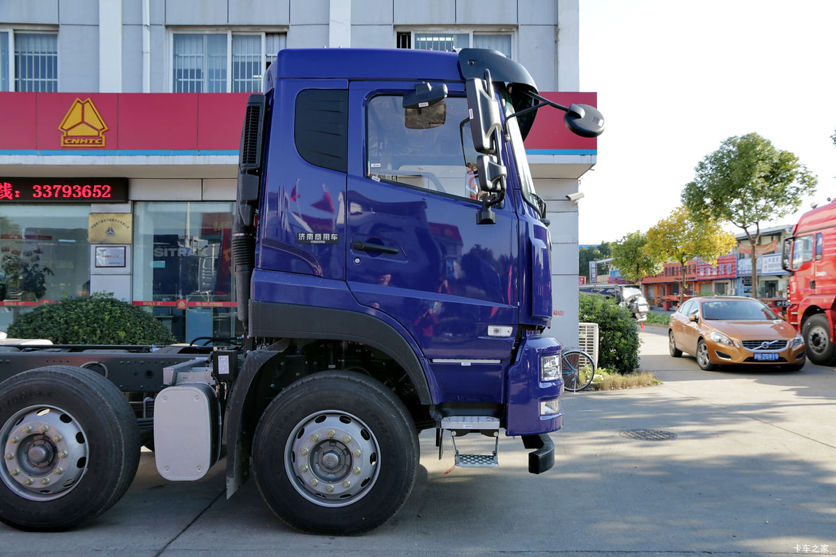 【图】中国重汽 斯太尔M5G重卡 310马力 8X4载货车底盘(ZZ1313N466GD1)_实拍图片_344283_卡车之家