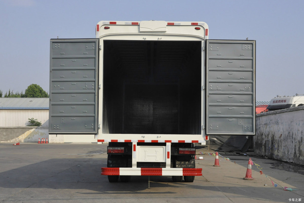 图 东风新疆 专底系列 180马力 4x2 7 7米厢式载货车 实拍图片 439610 卡车之家