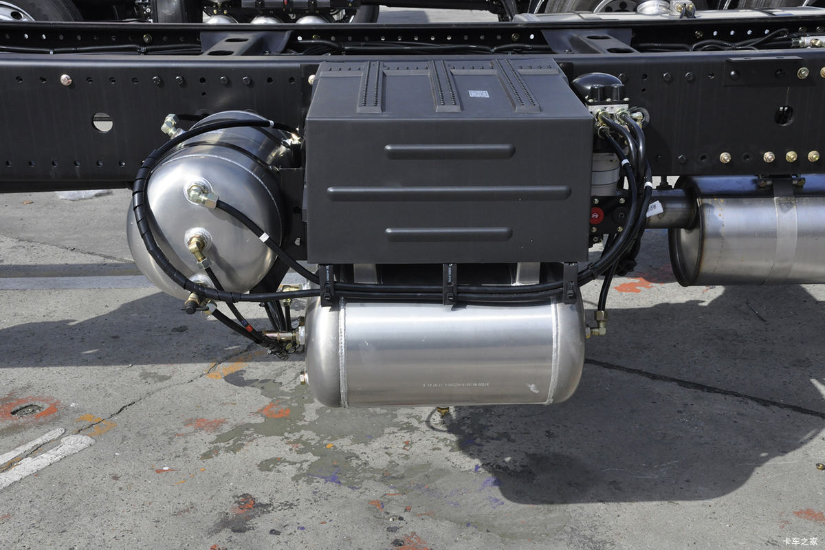【图】东风商用车 嘉运 210马力 4X2 载货车底盘(EQ1180GD5DJ)_实拍图片_524040_卡车之家