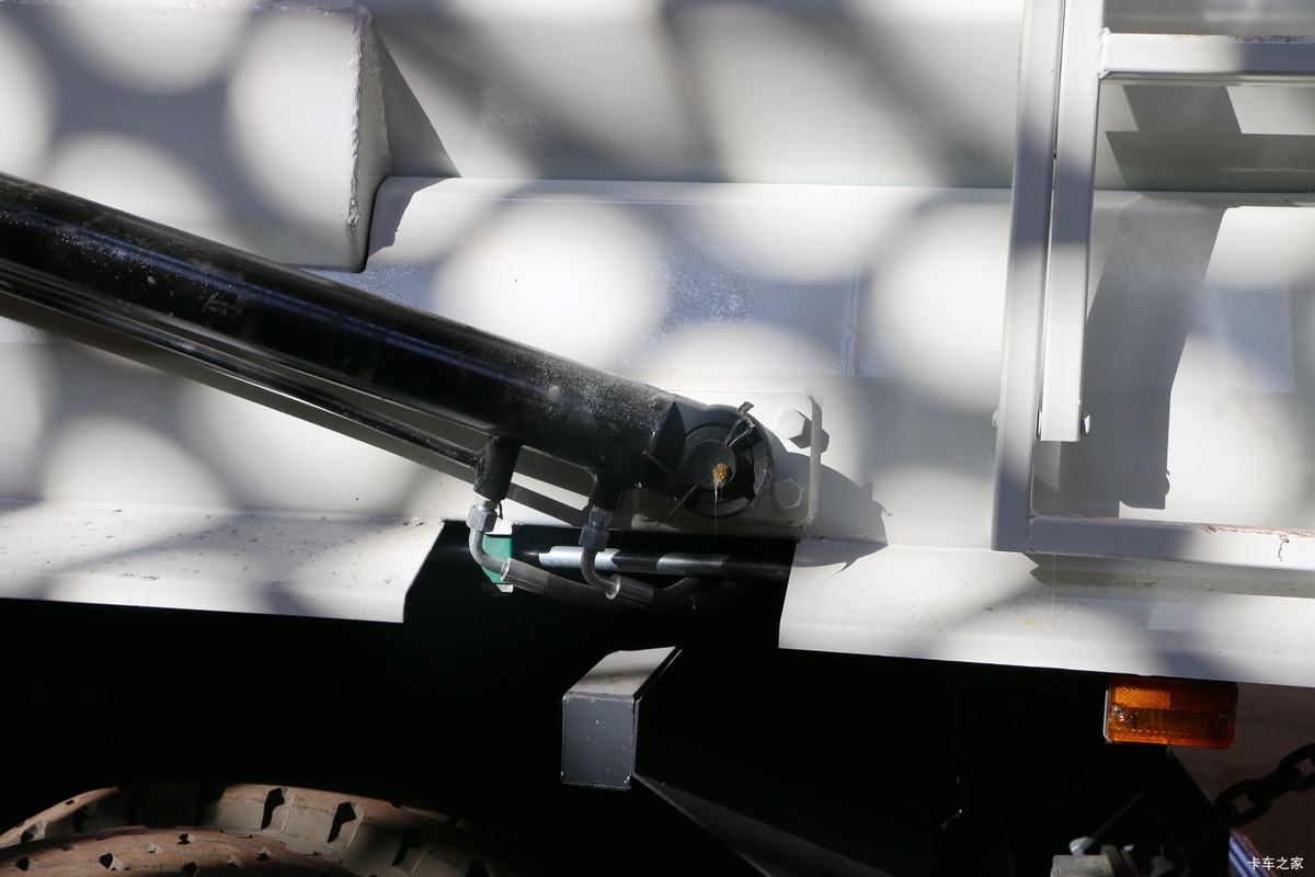 【图】联合卡车 U370 370马力 6X2 城市渣土自卸车(SQR5252ZLJN6T4-1)_实拍图片_558760_卡车之家