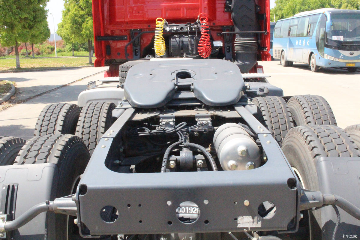 【图】联合卡车 U380重卡 380马力 6X4牵引车(QCC4252D654K)_实拍图片_590723_卡车之家