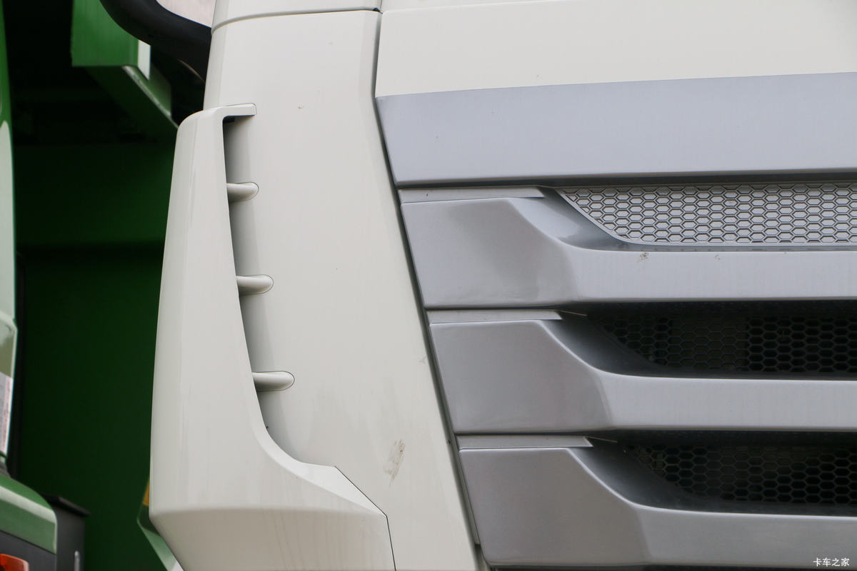 【图】中国重汽 豪瀚J7B重卡 380马力 6X4危化品牵引车(ZZ4255N3246E1W)_实拍图片_638777_卡车之家