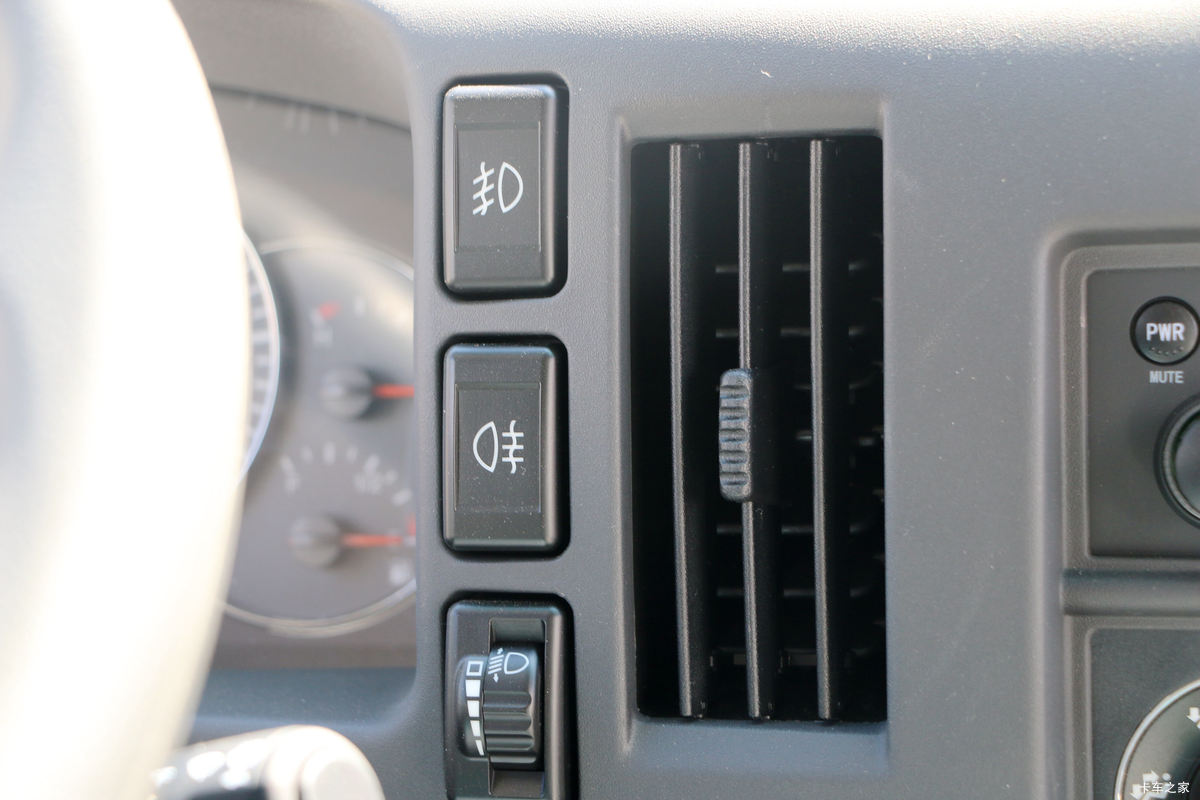 【图】江淮 帅铃Q3 风尚版 130马力 3.9米排半栏板轻卡(HFC1041P73K2C3V)_实拍图片_678987_卡车之家