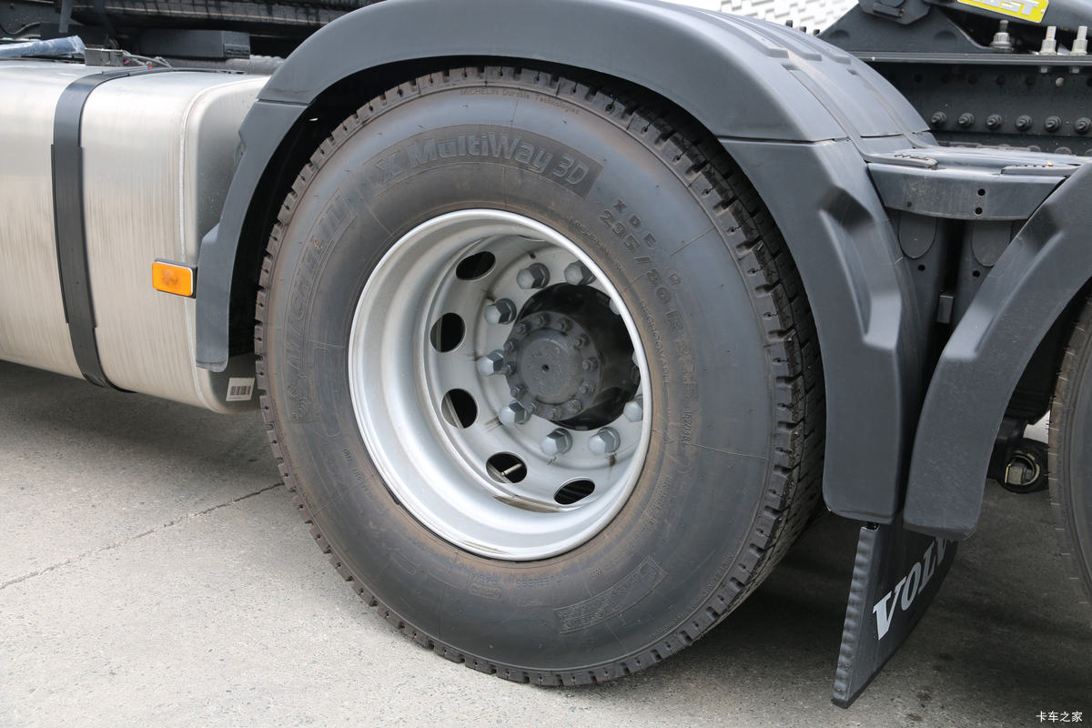 【图】沃尔沃 新FM重卡 460马力 6X2R牵引车(FM460 62T B)_实拍图片_813902_卡车之家