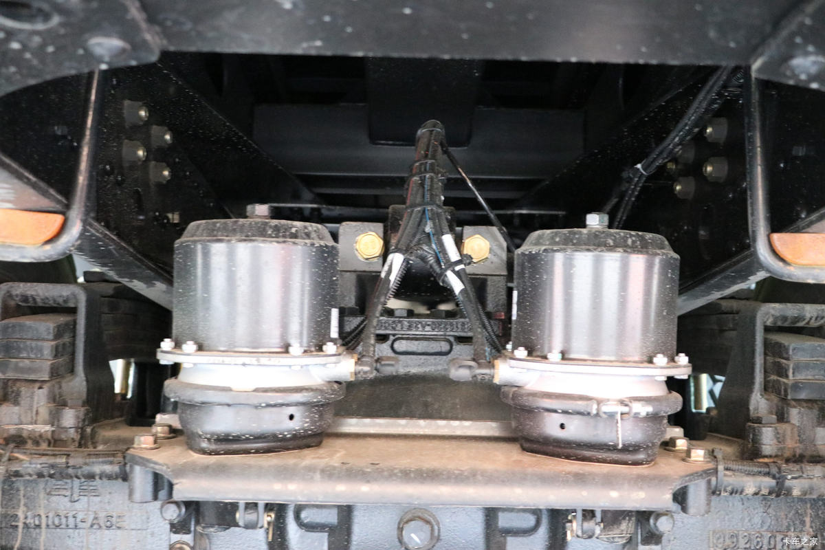 【图】一汽解放 新J6P重卡 2020款 350马力 8X4 5.6米自卸车(CA3310P66K24L1T4E5)_实拍图片_872790_卡车之家