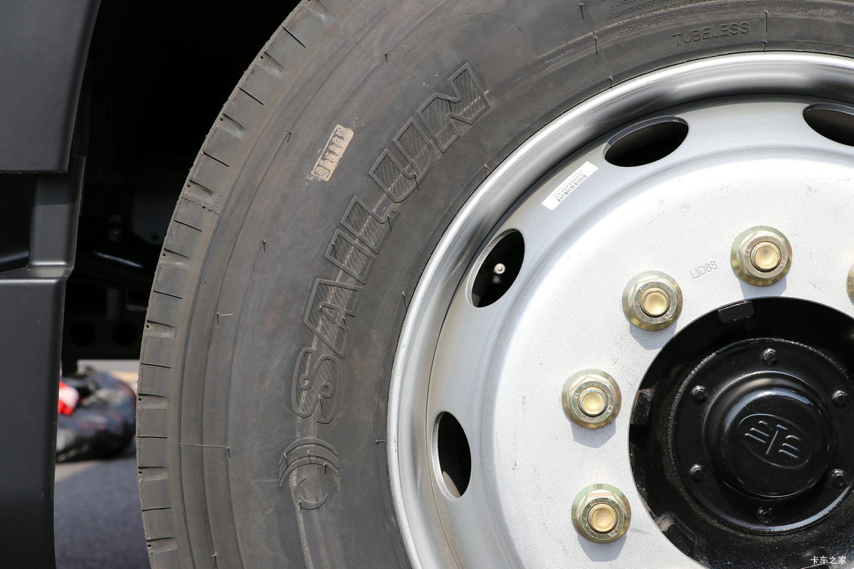 【图】青岛解放 JK6中卡 220马力 4X2 6.75米栏板载货车(国六)(CA1180P28K1L4E6)_实拍图片_877145_卡车之家