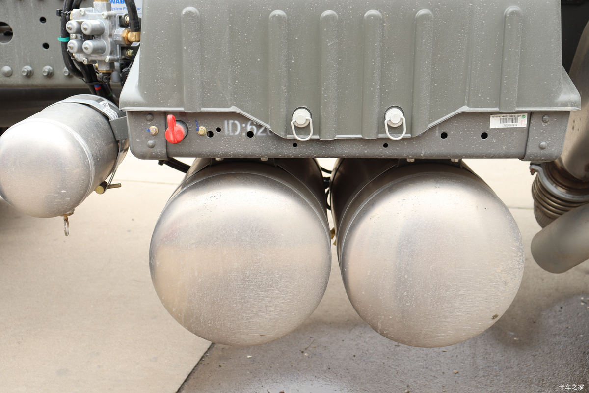 【图】中国重汽 HOWO TX重卡 440马力 6X4 LNG牵引车(国六)(ZZ4257V384GF1LB)_实拍图片_983611_卡车之家