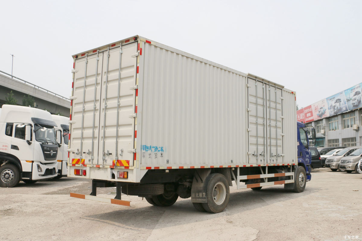 【图】东风柳汽 新乘龙M3 200马力 4X2 8.3米厢式载货车_实拍图片_1021121_卡车之家
