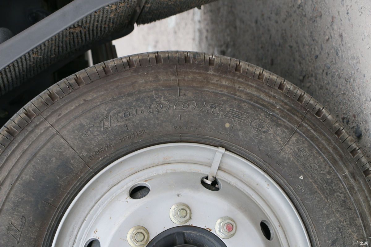 【图】东风柳汽 新乘龙M3 200马力 4X2 8.3米厢式载货车(LZ5161XXYM3AC1)_实拍图片_1021171_卡车之家