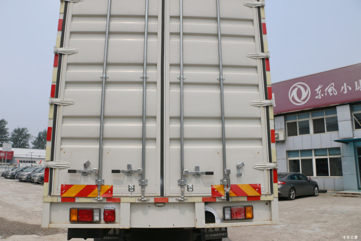 【图】东风柳汽 新乘龙M3 200马力 4X2 8.3米厢式载货车(LZ5161XXYM3AC1)_实拍图片_1021201_卡车之家