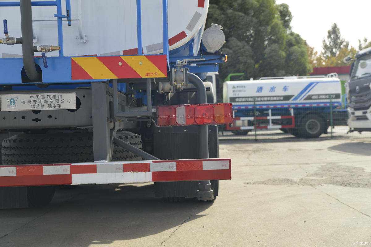 【图】中国重汽 豪瀚N5G 270马力 4X2 洒水车(国六)(绿叶牌)(JYJ5255GSSF)_实拍图片_1072006_卡车之家