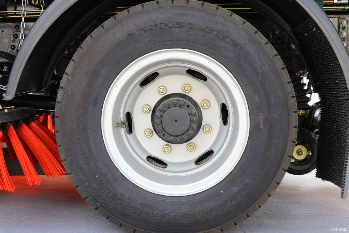 【图】上汽跃进 FH500 4X2 燃料电池扫路车(福龙马牌)(FLM5120TSLNJFCEV)_实拍图片_1163962_卡车之家