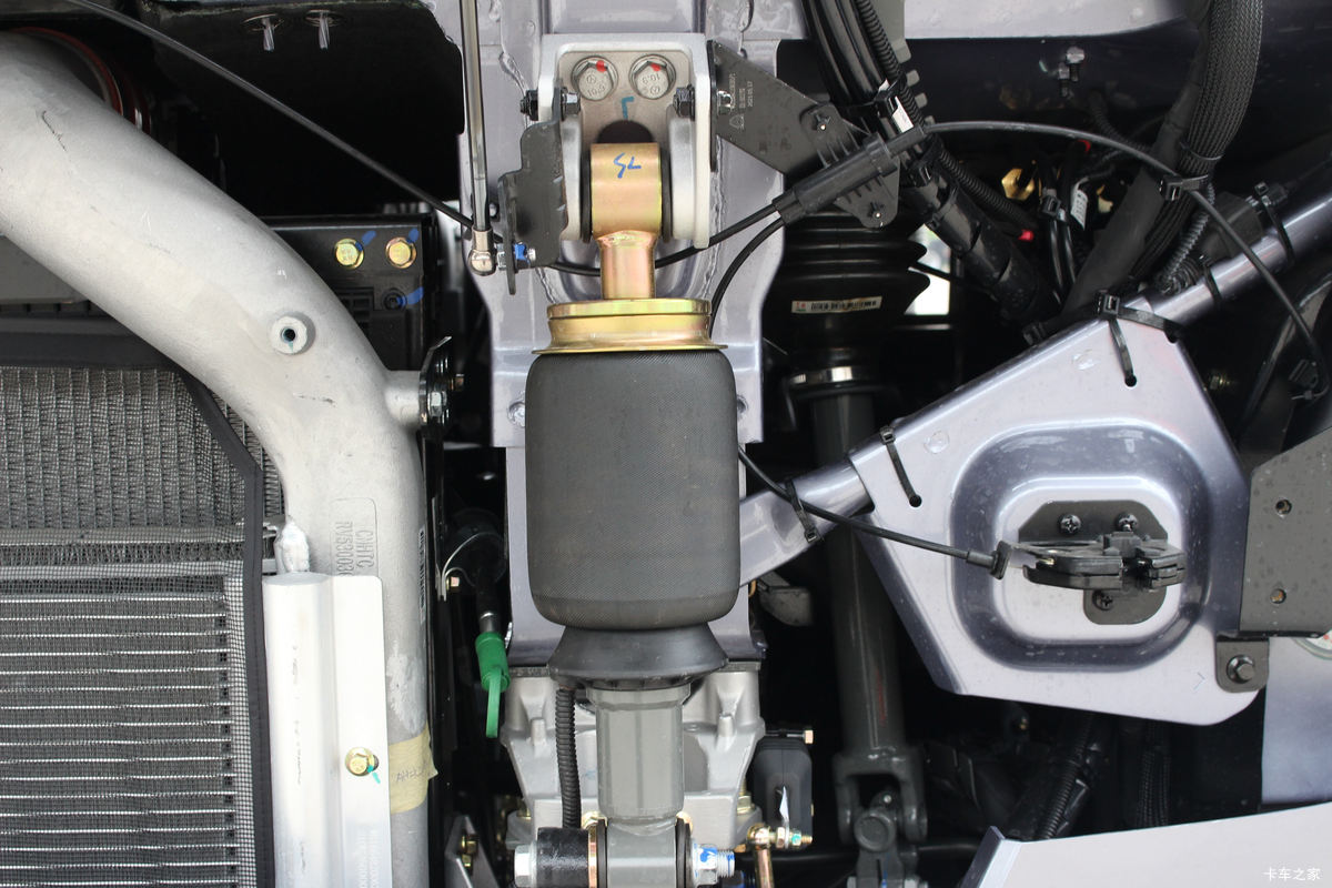 【图】中国重汽 HOWO TH7重卡 豪华版 570马力 6X4 AMT自动挡牵引车(国六)_实拍图片_1203537_卡车之家