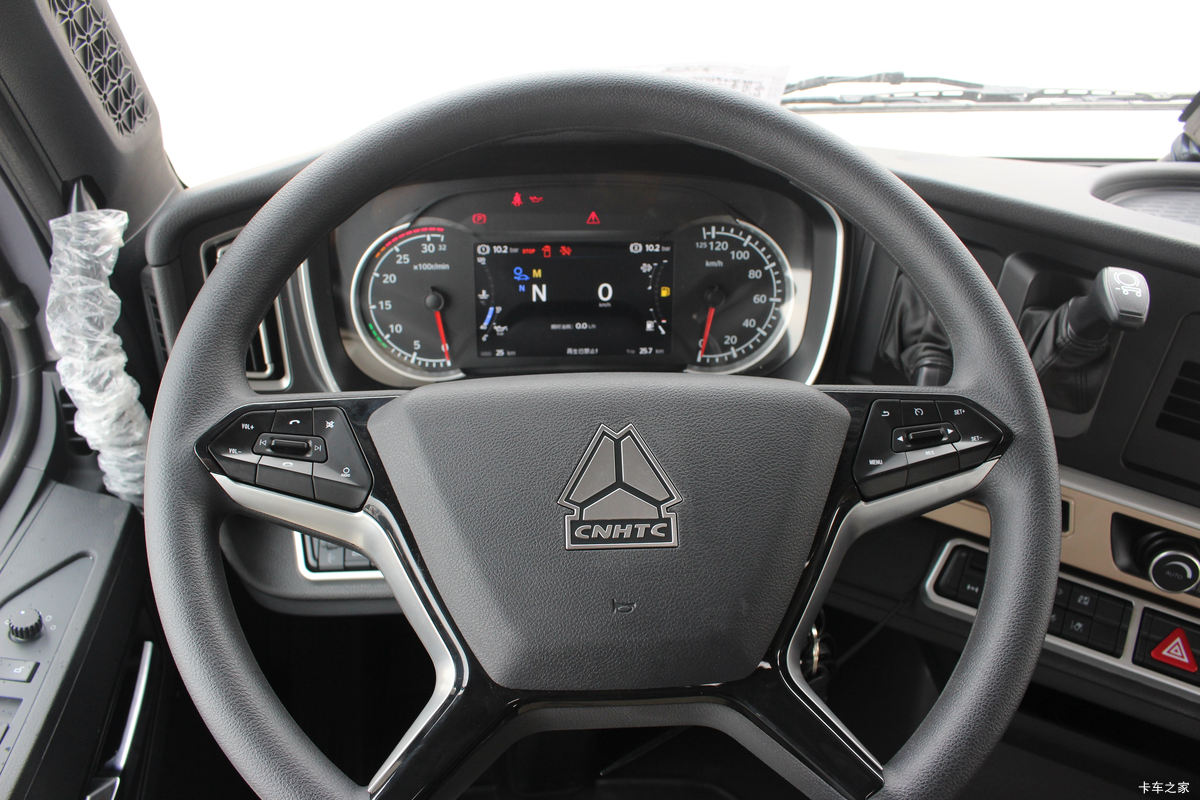 【图】中国重汽 HOWO TH7重卡 豪华版 570马力 6X4 AMT自动挡牵引车(国六)_实拍图片_1203577_卡车之家