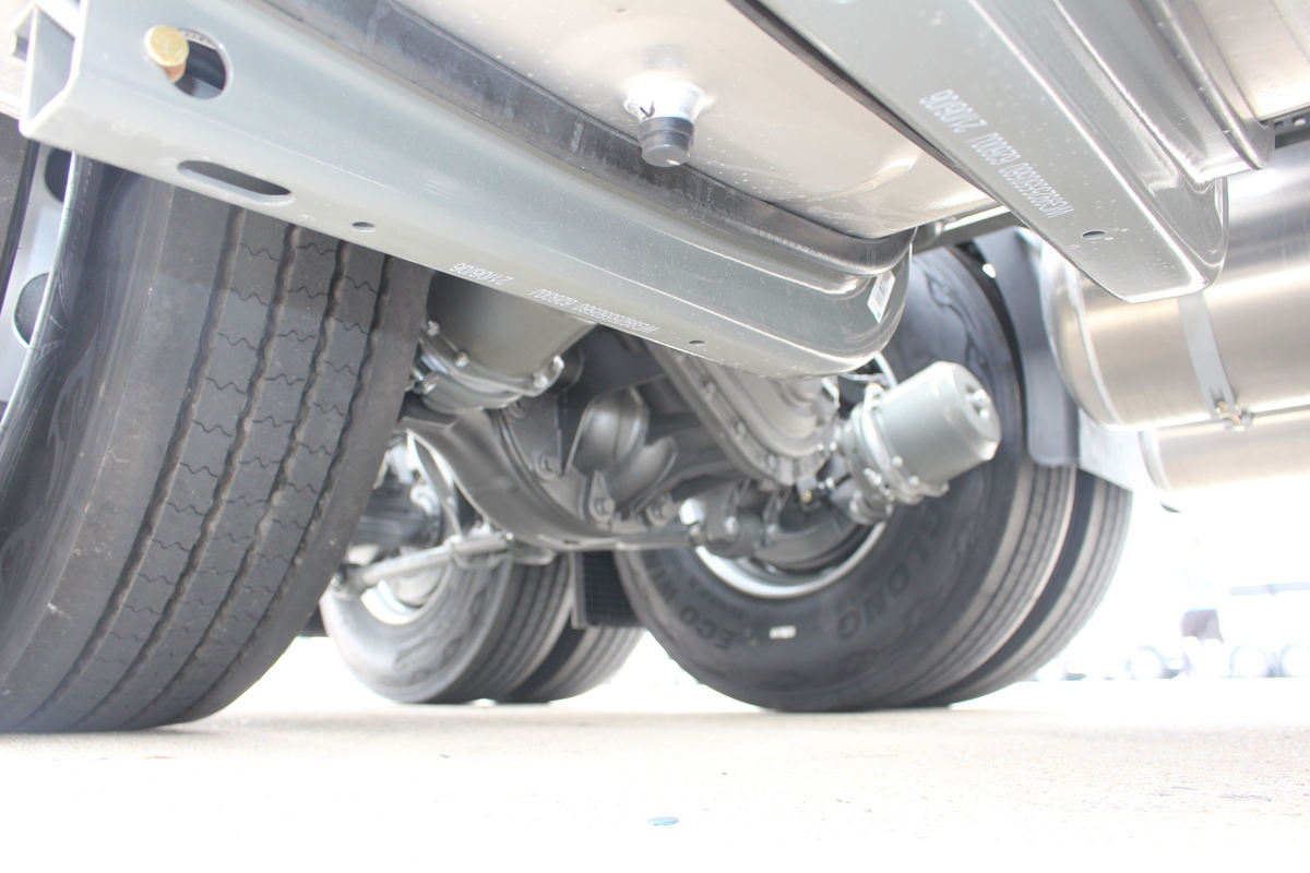 【图】中国重汽 HOWO TH7重卡 豪华版 570马力 6X4 AMT自动挡牵引车(国六)_实拍图片_1203607_卡车之家