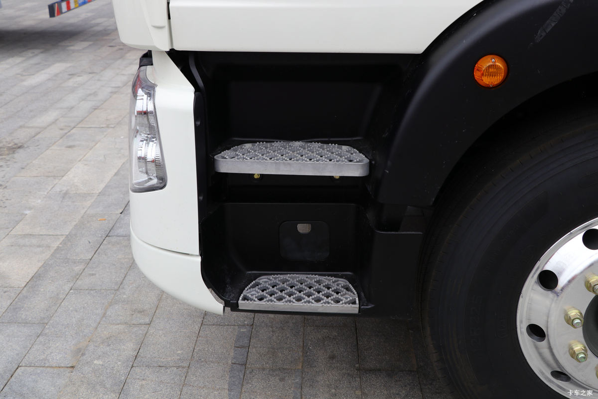 【图】中国重汽 HOWO TX 330马力 6X2 9.4米冷藏车(国六)_实拍图片_1249250_卡车之家
