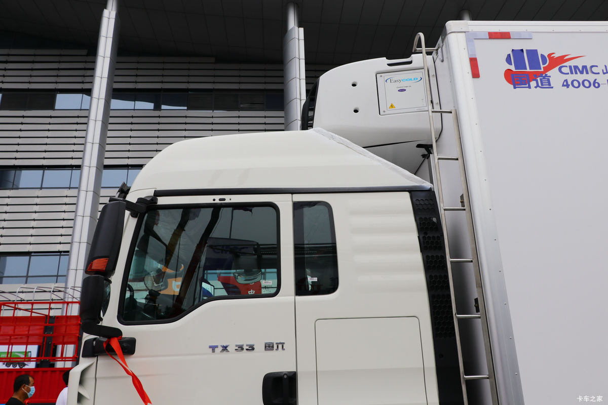 【图】中国重汽 HOWO TX 330马力 6X2 9.4米冷藏车(国六)(ZZ5257XLCN56CGF1)_实拍图片_1249250_卡车之家
