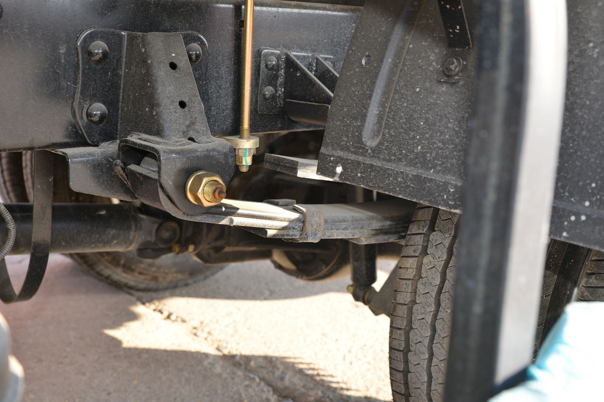 【图】唐骏 欧铃小宝马 115马力 2.56米双排栏板轻卡(国六)(ZB1041BSD0L)_实拍图片_1304837_卡车之家