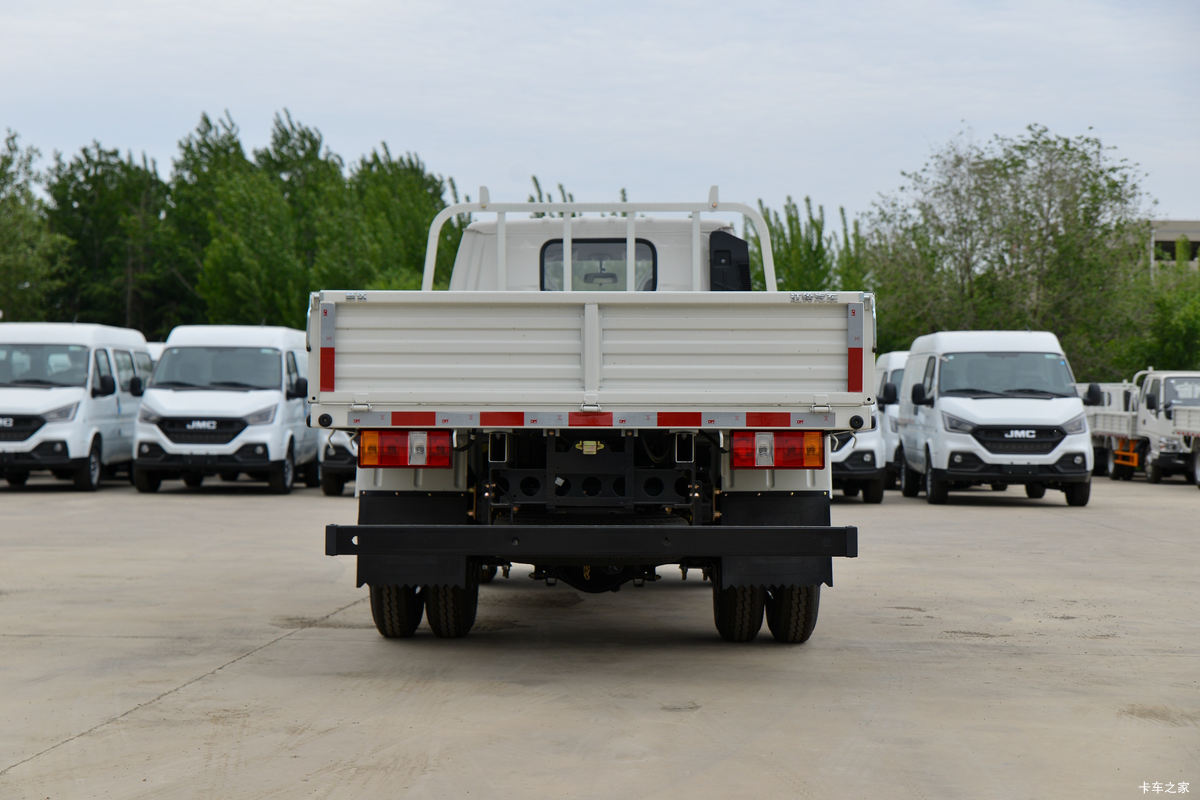 【图】江铃 顺达小卡 122马力 3.3米排半栏板轻卡(国六)(JX1041TCG26)_实拍图片_1441770_卡车之家