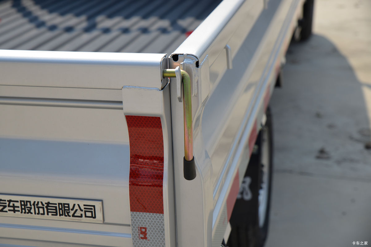 【图】东风 小霸王W08 1.5L 113马力 2.5米双排栏板微卡(带空调)(国六)(EQ1031D60Q3)_实拍图片_1524889_卡车之家