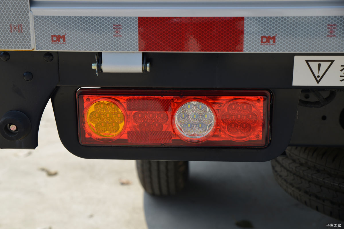 【图】东风 小霸王W08 1.5L 113马力 2.5米双排栏板微卡(带空调)(国六)(EQ1031D60Q3)_实拍图片_1524889_卡车之家