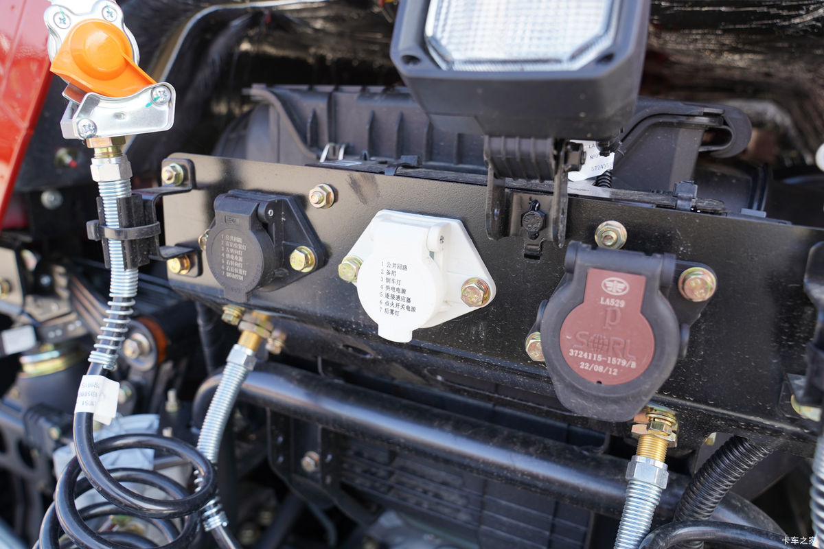 【图】一汽解放 J6P重卡 经典版 460马力 6X4 牵引车_实拍图片_1525166_卡车之家