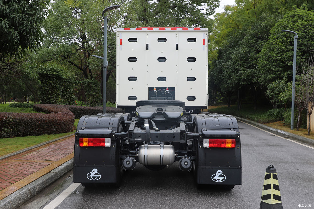 【图】东风柳汽 乘龙H7 460马力 6X4 CNG牵引车(国六)(液缓)(LZ4251H7DM1)_实拍图片_1589102_卡车之家