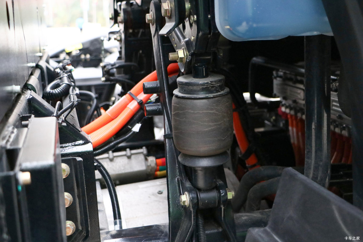 【图】青岛解放 JK6重卡 6X4 充换一体牵引车(国六)(CA4250P28T1BEVA80)282kWh_实拍图片_1596274_卡车之家