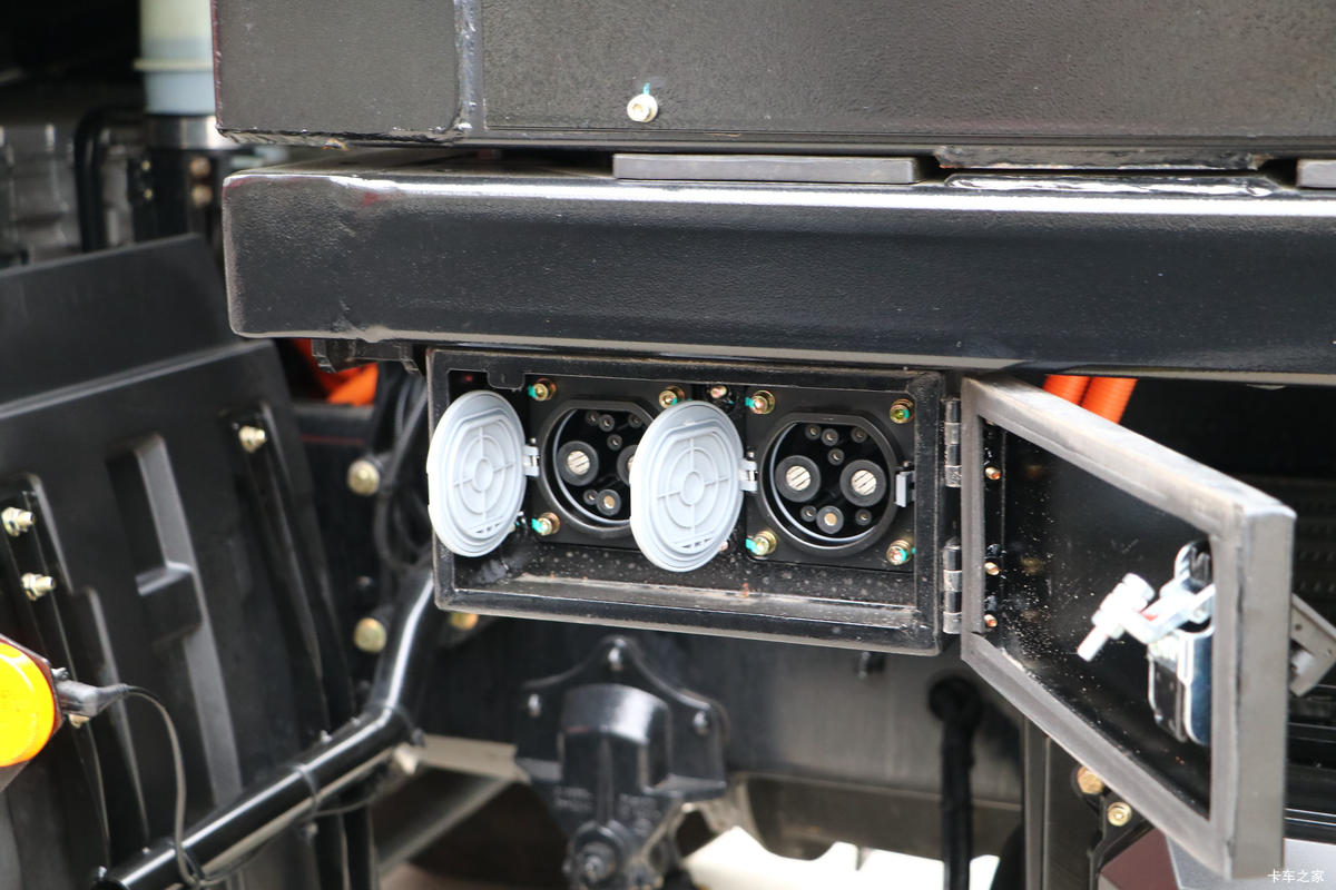 【图】青岛解放 JK6重卡 6X4 充换一体牵引车(国六)(CA4250P28T1BEVA80)282kWh_实拍图片_1596292_卡车之家