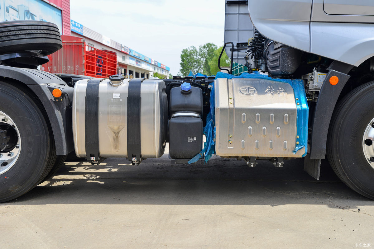 【图】一汽解放 J7重卡 620马力 6X4 AMT自动挡牵引车(带液缓)(CA4250P77K25T1E6)_实拍图片_1664521_卡车之家