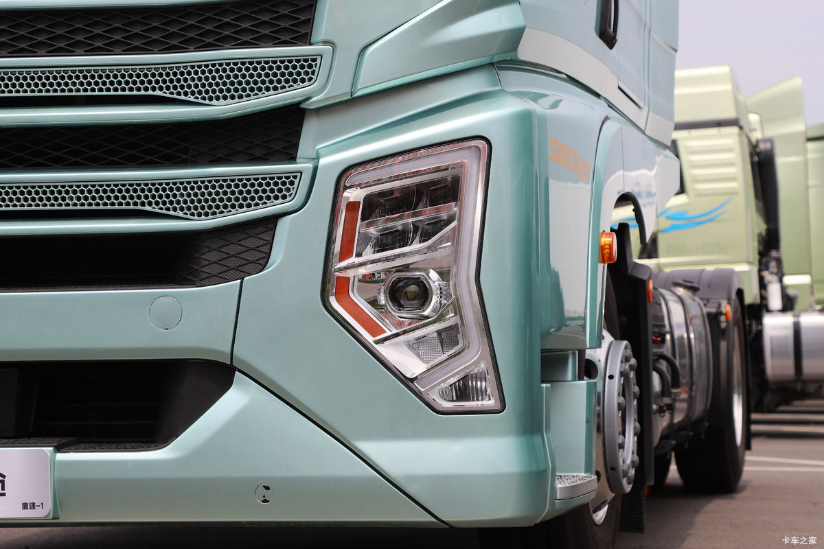 【图】青岛解放 鹰途 商务舱 580马力 4X2 AMT自动档牵引车(带液缓)(CA4189P35K2E6A80)_实拍图片_1688451_卡车之家