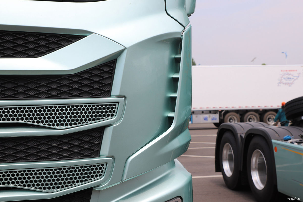 【图】青岛解放 鹰途 商务舱 580马力 4X2 AMT自动档牵引车(带液缓)(CA4189P35K2E6A80)_实拍图片_1688451_卡车之家