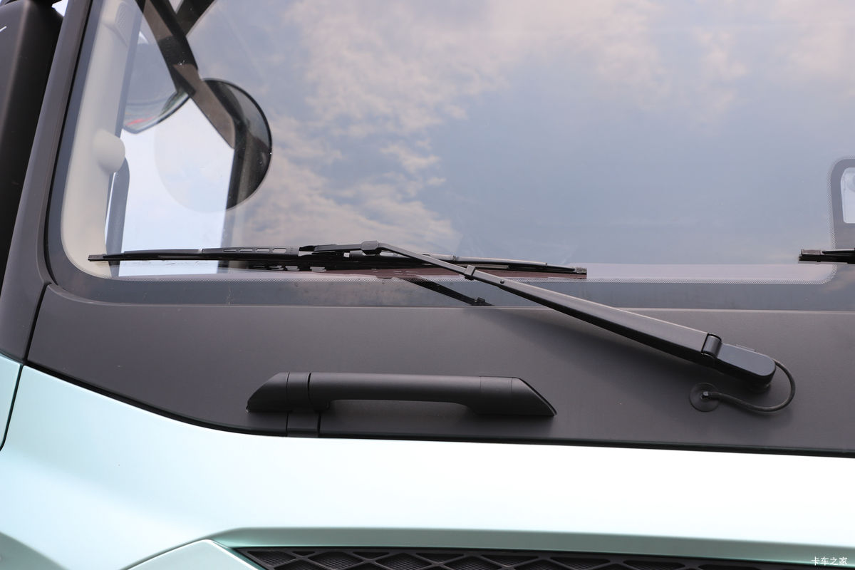 【图】青岛解放 鹰途 商务舱 580马力 4X2 AMT自动档牵引车(带液缓)(CA4189P35K2E6A80)_实拍图片_1688451_卡车之家