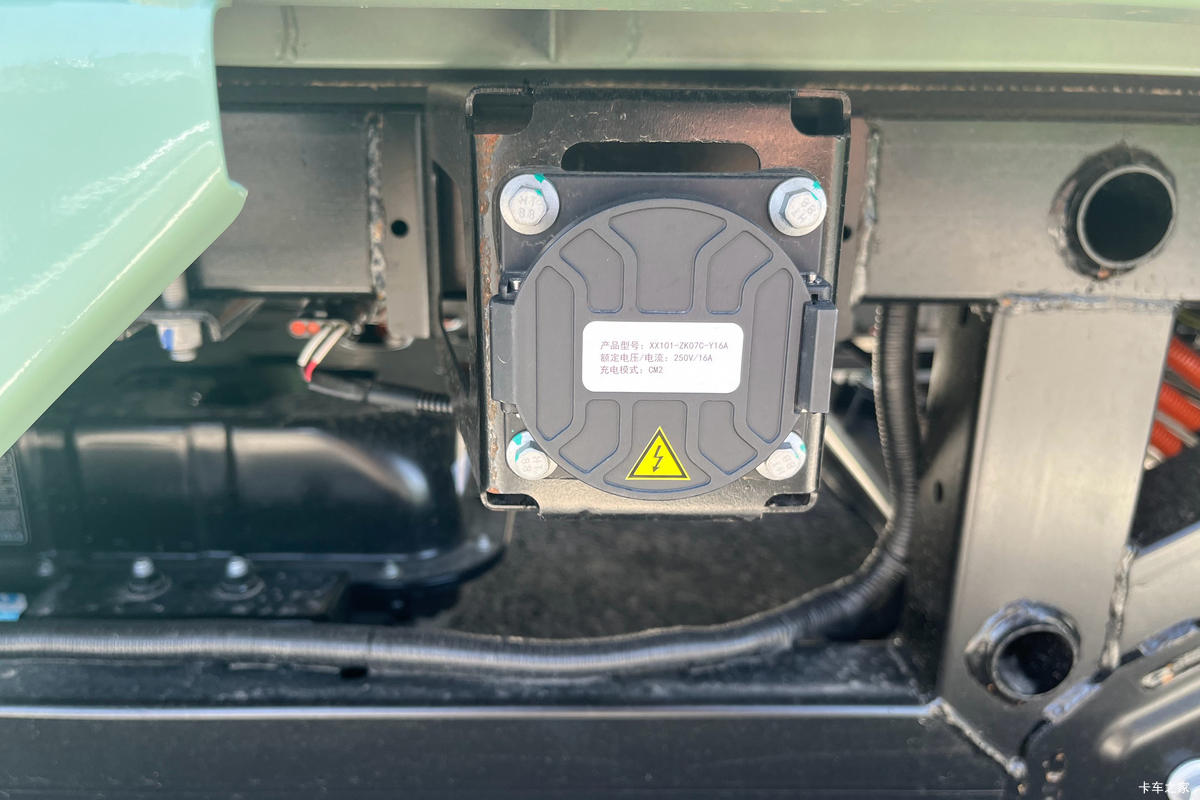 【图】雷驰 仁T10 1.5T 1.76米单排电动厢式微卡12.3kWh_实拍图片_1702912_卡车之家