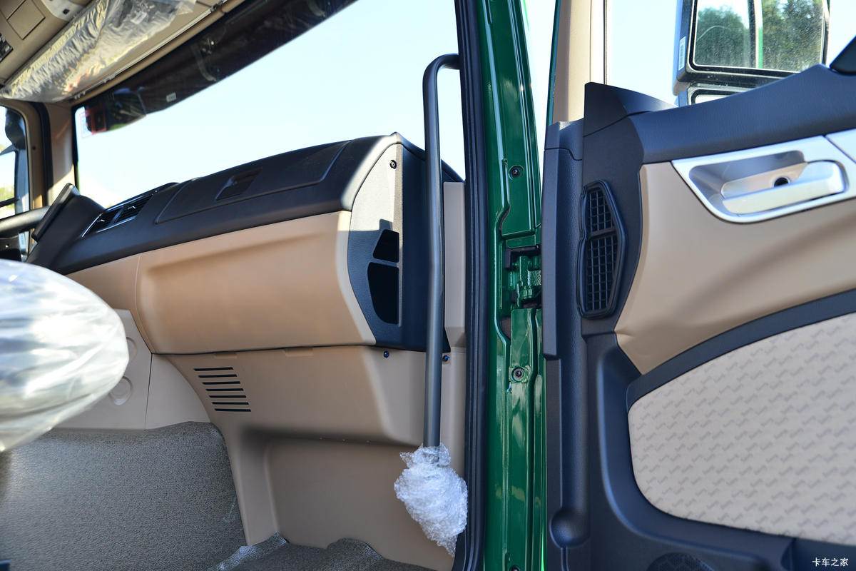 【图】中国重汽 HOWO TX 350马力 6X2 7.8米AMT自动档厢式载货车(潍柴)_实拍图片_1742356_卡车之家