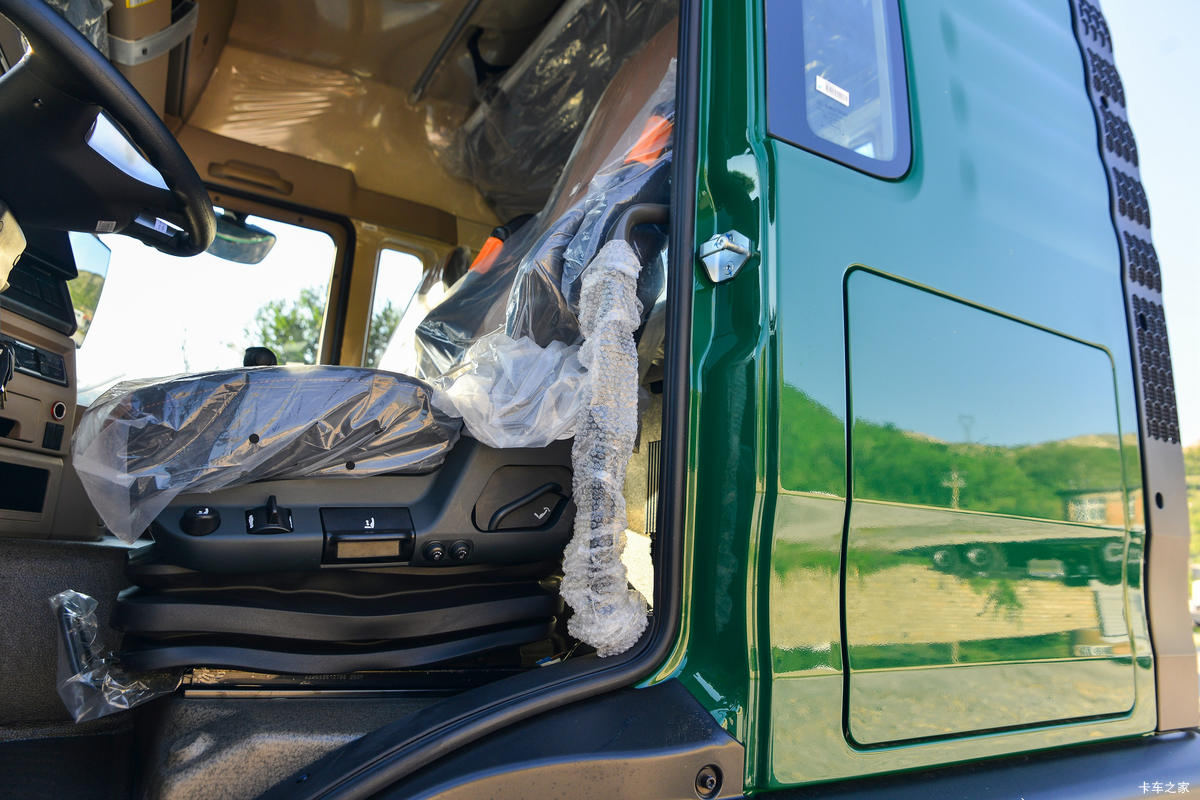 【图】中国重汽 HOWO TX 350马力 6X2 7.8米AMT自动档厢式载货车(潍柴)_实拍图片_1742414_卡车之家