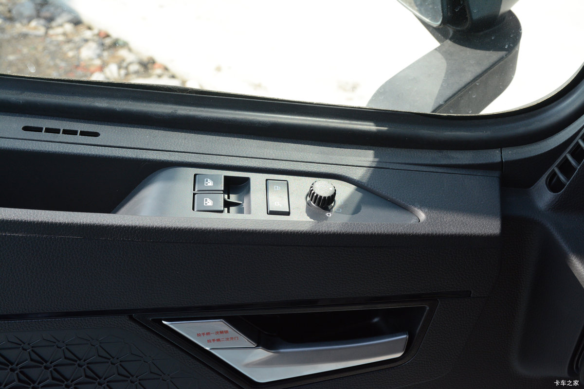 【图】中国重汽 HOWO TH7重卡 570马力 6X4 AMT自动挡牵引车(国六)_实拍图片_1748722_卡车之家