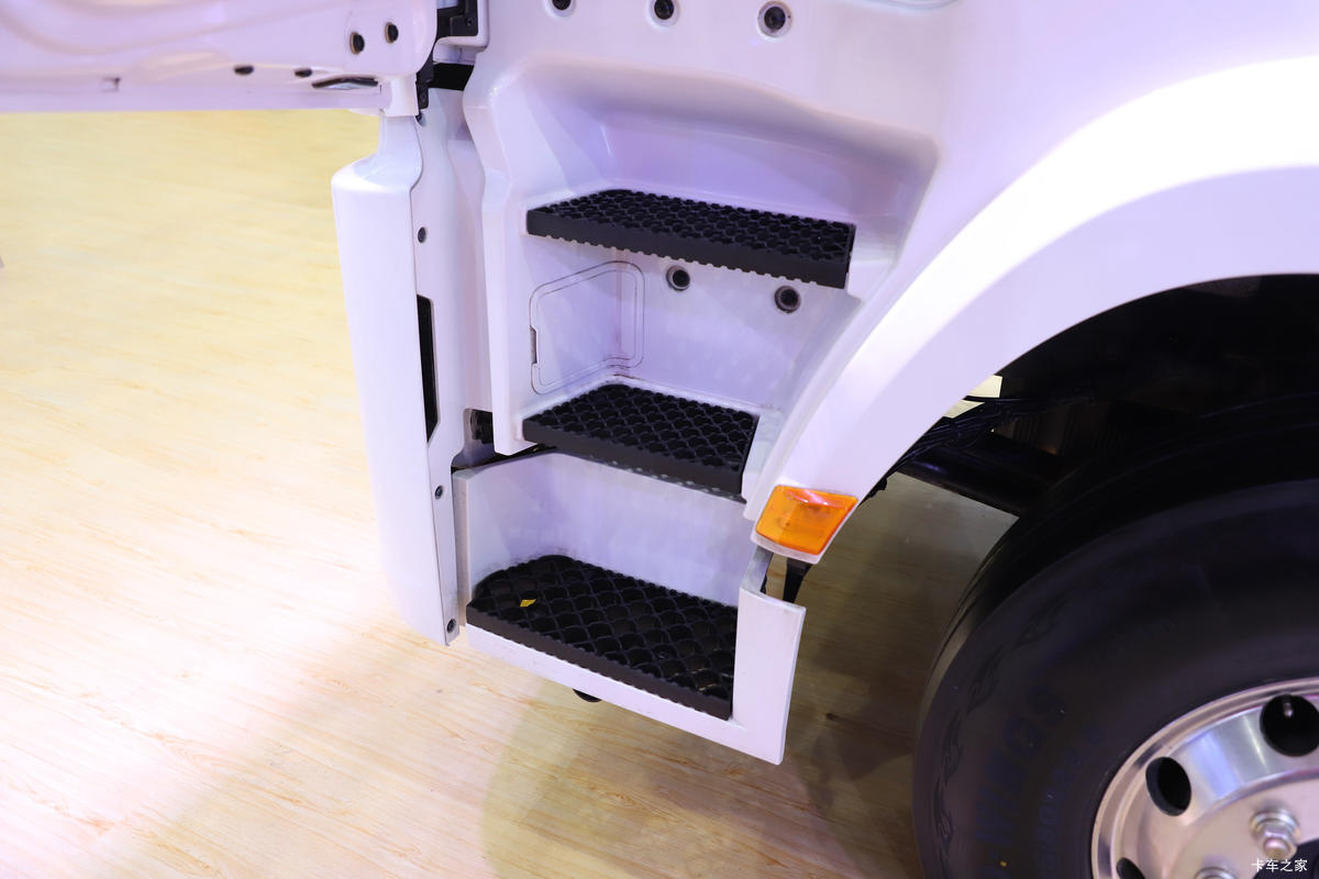 【图】陕汽康明斯 龙骁 530马力 4X2 LNG自动档牵引车(SX4189XE1TLQ1)_实拍图片_1772577_卡车之家