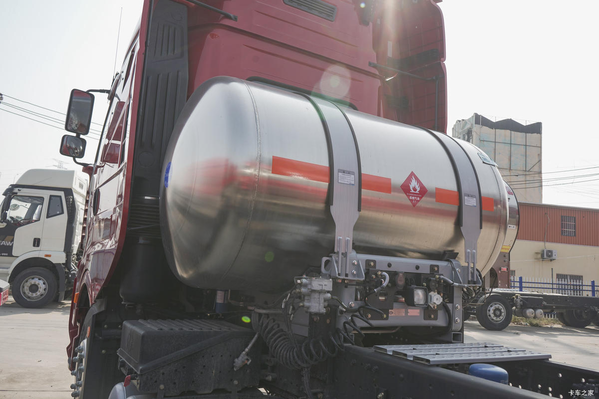 【图】一汽解放 J6V重卡 精英版 530马力 6X4 LNG自动档牵引车(液缓)(CA4250P66M25T1E6)_实拍图片_1777004_卡车之家