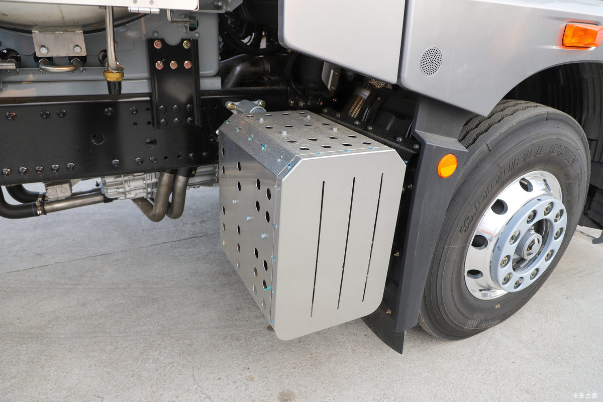 【图】青岛解放 JH6重卡 领航版 530马力 6X4 LNG自动档牵引车(CA4250P25K8T1NE6A80)_实拍图片_1778241_卡车之家