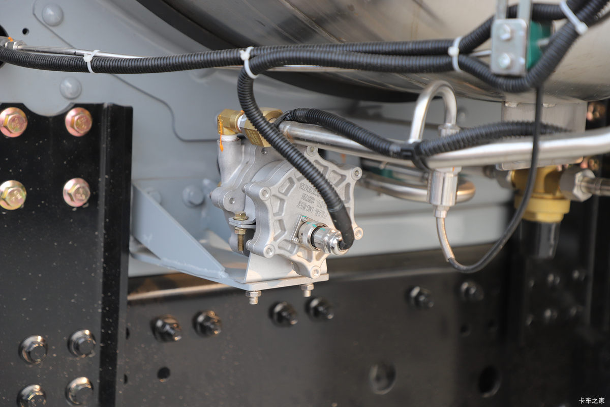 【图】青岛解放 JH6重卡 领航版 530马力 6X4 LNG自动档牵引车(CA4250P25K8T1NE6A80)_实拍图片_1778241_卡车之家