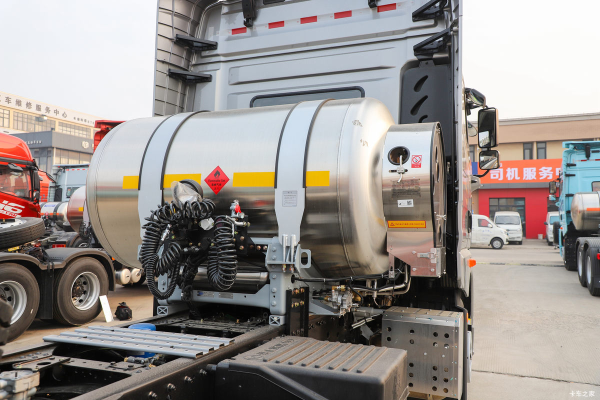 【图】青岛解放 JH6重卡 领航版 530马力 6X4 LNG自动档牵引车(CA4250P25K8T1NE6A80)_实拍图片_1778241_卡车之家