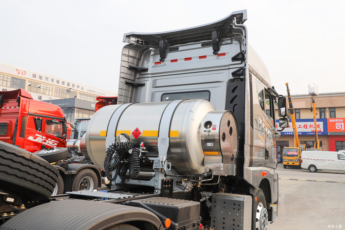 【图】青岛解放 JH6重卡 领航版 530马力 6X4 LNG自动档牵引车(CA4250P25K8T1NE6A80)_实拍图片_1778241_卡车之家