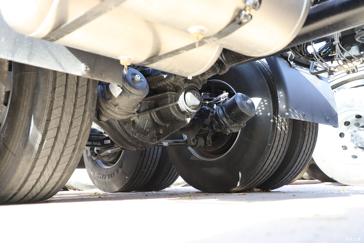 【图】东风商用车 天龙旗舰KX 嵘耀版 530马力 6X4 LNG自动档牵引车(DFH4250DX13)_实拍图片_1779645_卡车之家