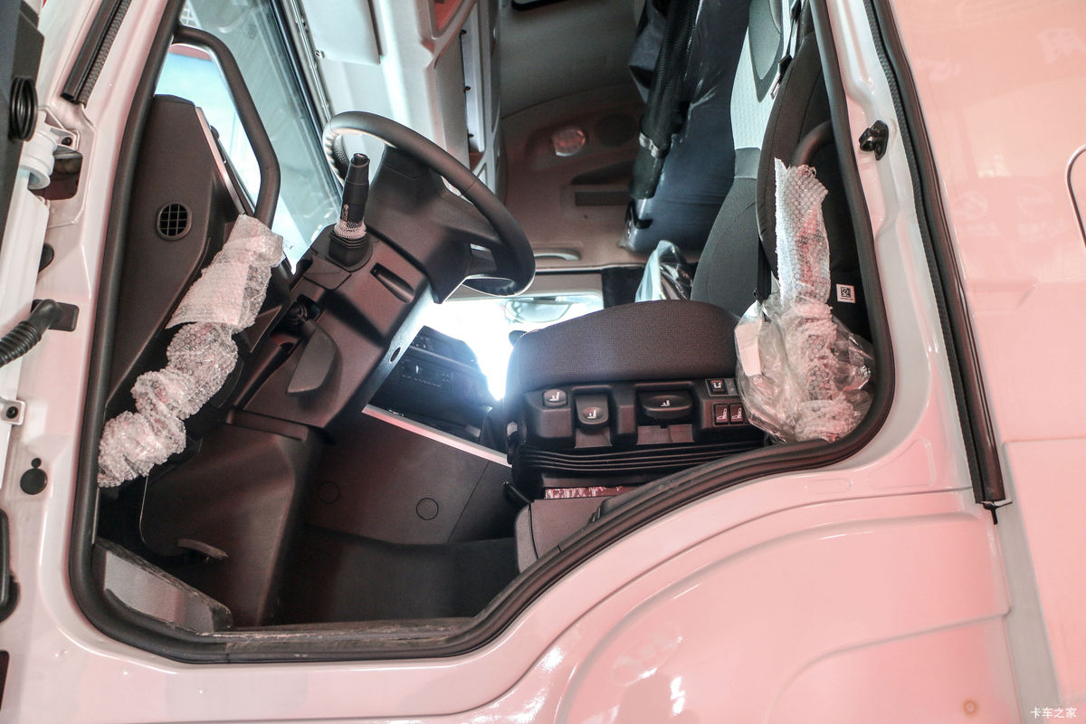 【图】上汽红岩 杰狮C6重卡 440马力 6X4 CNG牵引车(国六)(CQ4257HD12384N)_实拍图片_1782795_卡车之家