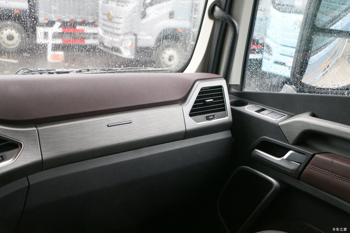 【图】青岛解放 鹰途 商务舱 620马力 8X4 9.5米AMT自动档冷藏车(液缓)_实拍图片_1799348_卡车之家