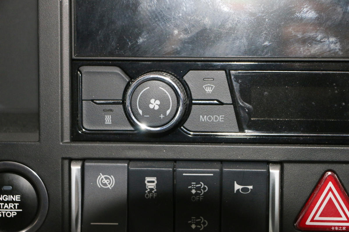 【图】青岛解放 鹰途 商务舱 620马力 8X4 9.5米AMT自动档冷藏车(液缓)_实拍图片_1799348_卡车之家