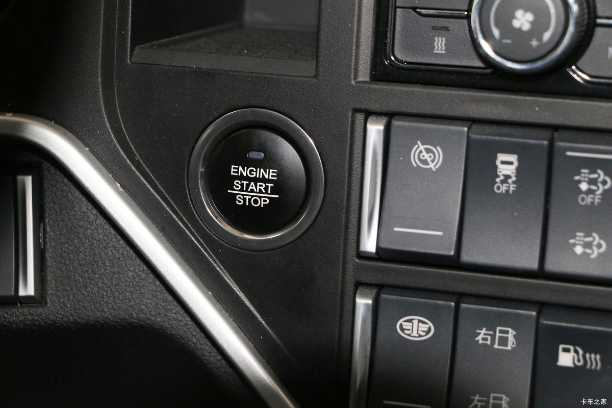 【图】青岛解放 鹰途 商务舱 620马力 8X4 9.5米AMT自动档冷藏车(液缓)_实拍图片_1799348_卡车之家