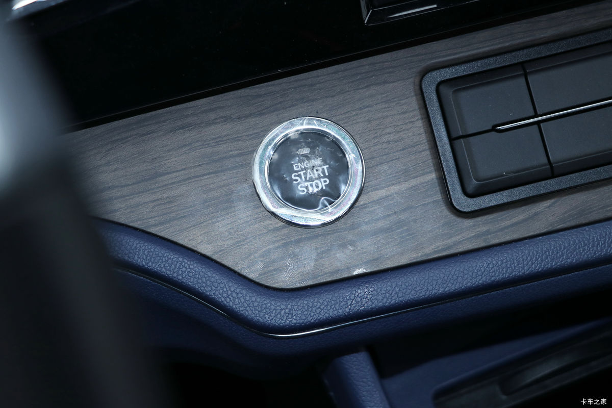 【图】解放 虎6G中体 4.5T 4.2米单排纯电动栏板轻卡100.46kWh_实拍图片_1799718_卡车之家